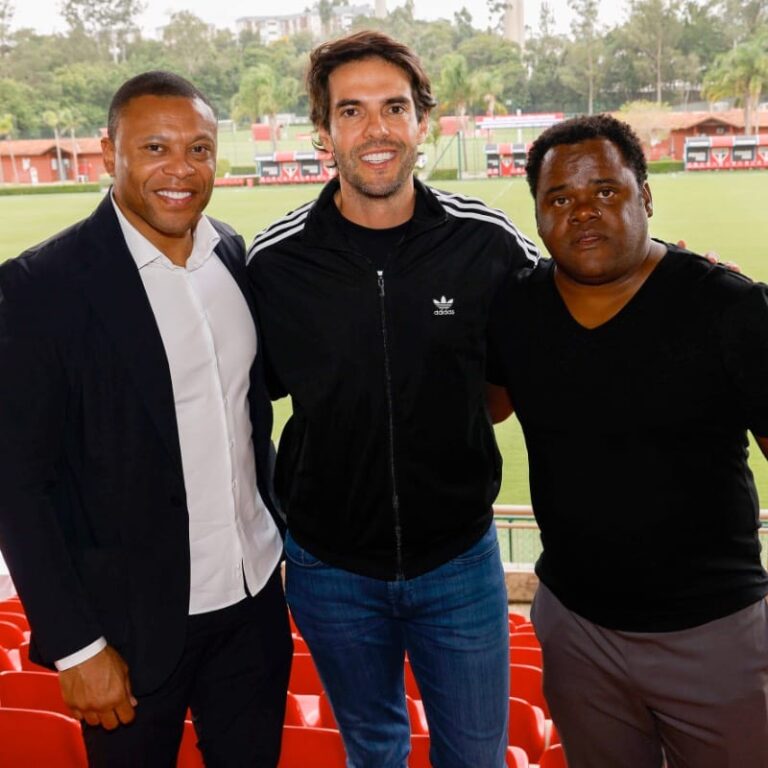 Júlio Baptista, Kaká e Fábio Simplício visitam CT de Cotia e falam com ...